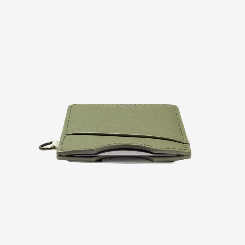 Scout | Vertical Wallet | RFID-Protected Leather | Thread® · Thread®